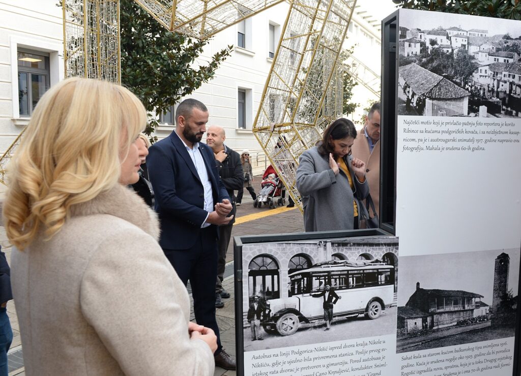 Изложба на отвореном испред Градског парламента: Потражите своје претке ...